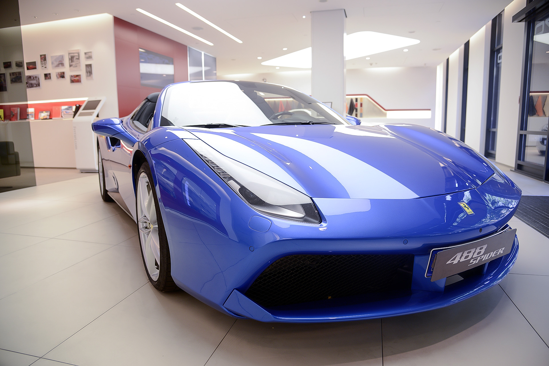 A Ferrari Magyarország exkluzív szalonja a Bank Centerben | Summary.hu